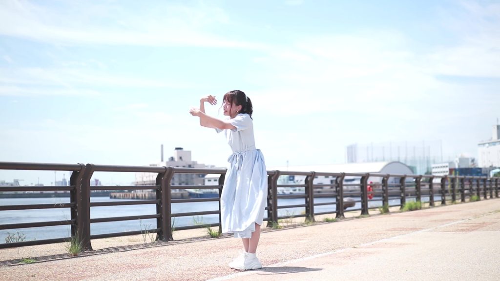 スカイブルーのワンピが印象的な“爽やか少女”が夏の魔法をかける！ どこか切なくて儚いダンスに「表現が美しい」の声 | ニコニコニュース オリジナル